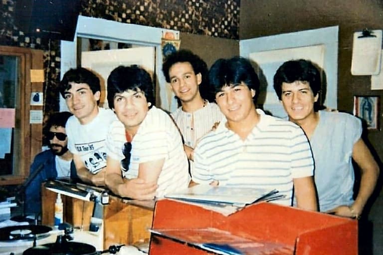 El Buki cumple 63 años y así ha cambiado a lo largo de su exitosa ...