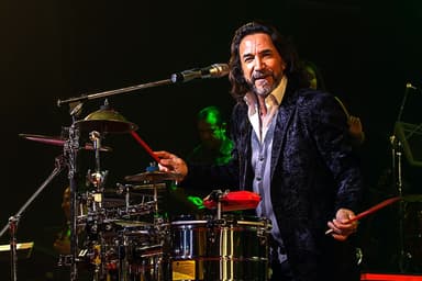 El Buki cumple 63 años y así ha cambiado a lo largo de su exitosa ...