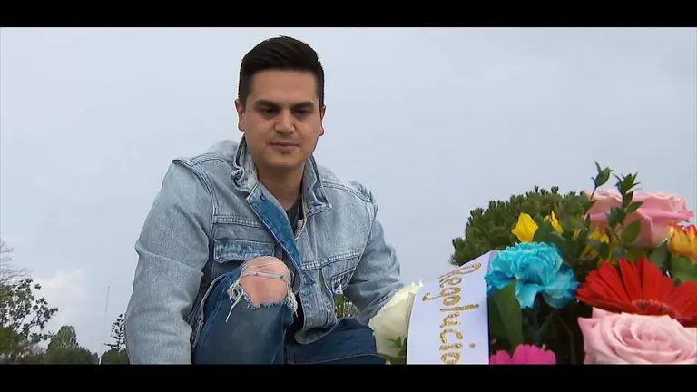 Régulo Caro visita la tumba de su hermano Ramiro | Shows Acceso Grupero ...