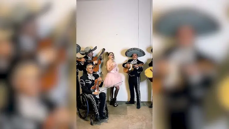 Belinda canta ‘México Lindo y Querido’ maquillada de payasita | Shows ...