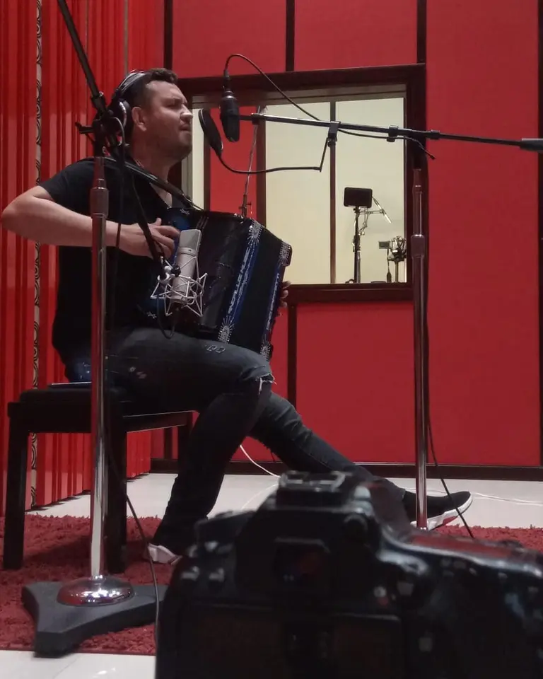 Edén Muñoz presume colaboración con Darey de la Sierra en 'Runaway ...