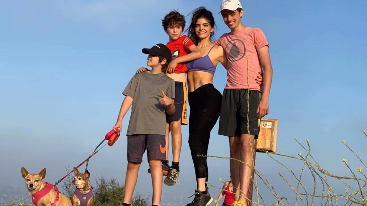 Este es el divertido video de Ana Bárbara cabalgando con sus hijos ...