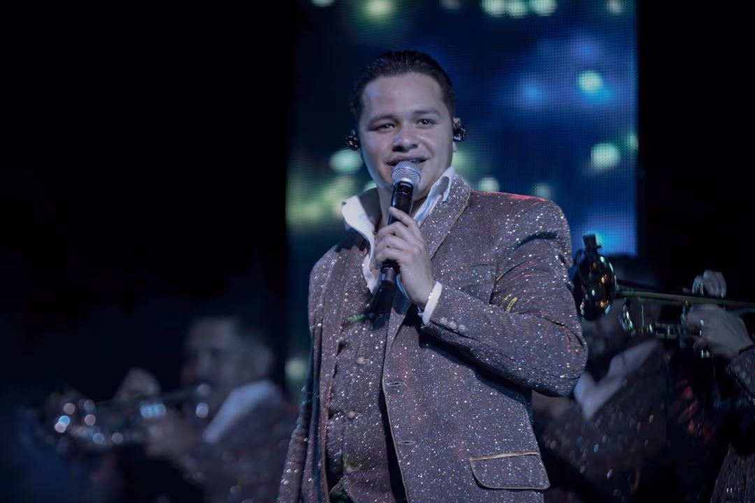 Rafael González se estrena como cantante de Banda El Recodo en ...