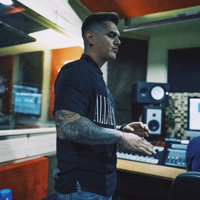 Régulo Caro se enfrentará contra su álter ego Emilio Garra en su ...