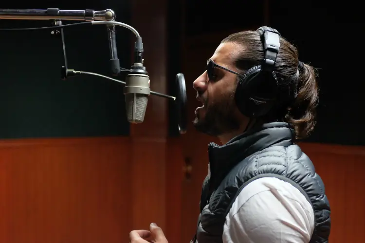 Simón León, todo un galán en el estudio de grabación | Shows Noticias ...