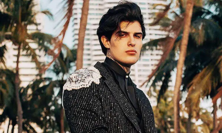 Adriel Favela firmó como artista y productor de una importante disquera ...