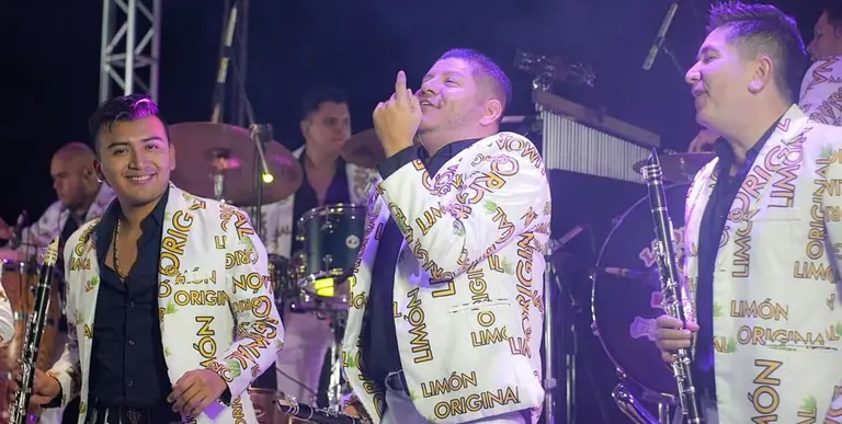 Ramón, de La Original Banda El Limón, se besó con una fan en pleno ...